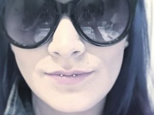 Horizontal Lip Piercing 30+ image ideas, jewelry pros & cons - Right ...
