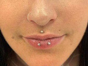 Horizontal Lip Piercing 30+ image ideas, jewelry pros & cons - Right ...