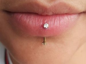 Labret Piercing 60 Ideas Jewerly Pain & Aftercare Complete Guide ...