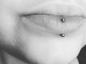 Labret Piercing 60 Ideas Jewerly Pain & Aftercare Complete Guide ...