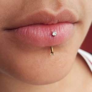 Labret Piercing 60 Ideas Jewerly Pain & Aftercare Complete Guide ...
